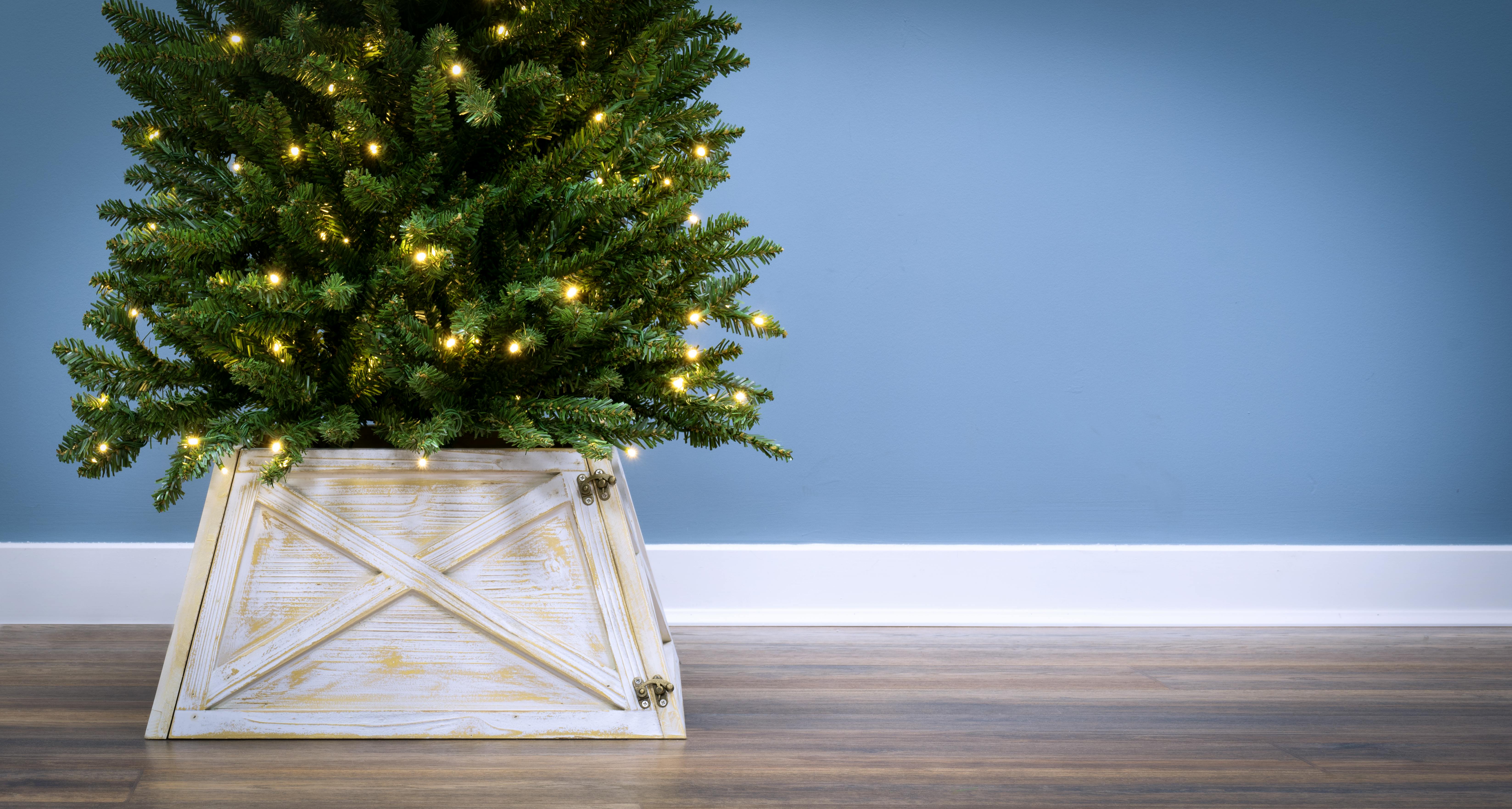 Brushed White & Gold Wooden Christmas Tree Skirt (Fits 4ft-6ft Trees)